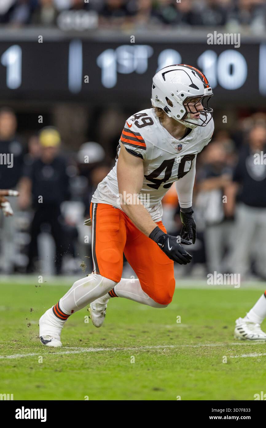 Cleveland Browns linebacker Carson Schwesinger (49) against the Las ...