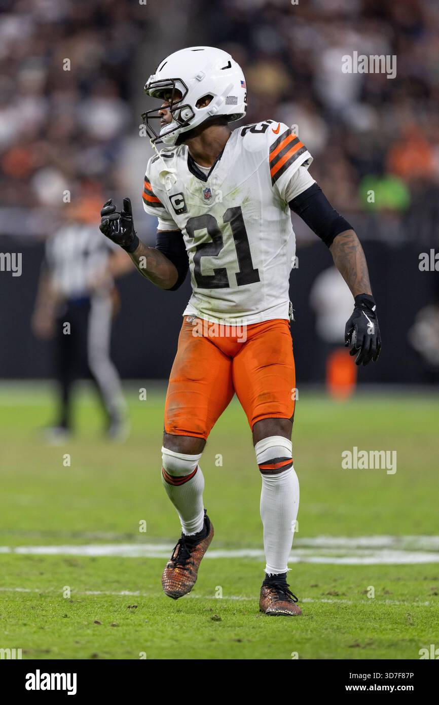 Cleveland Browns cornerback Denzel Ward (21) against the Las Vegas ...