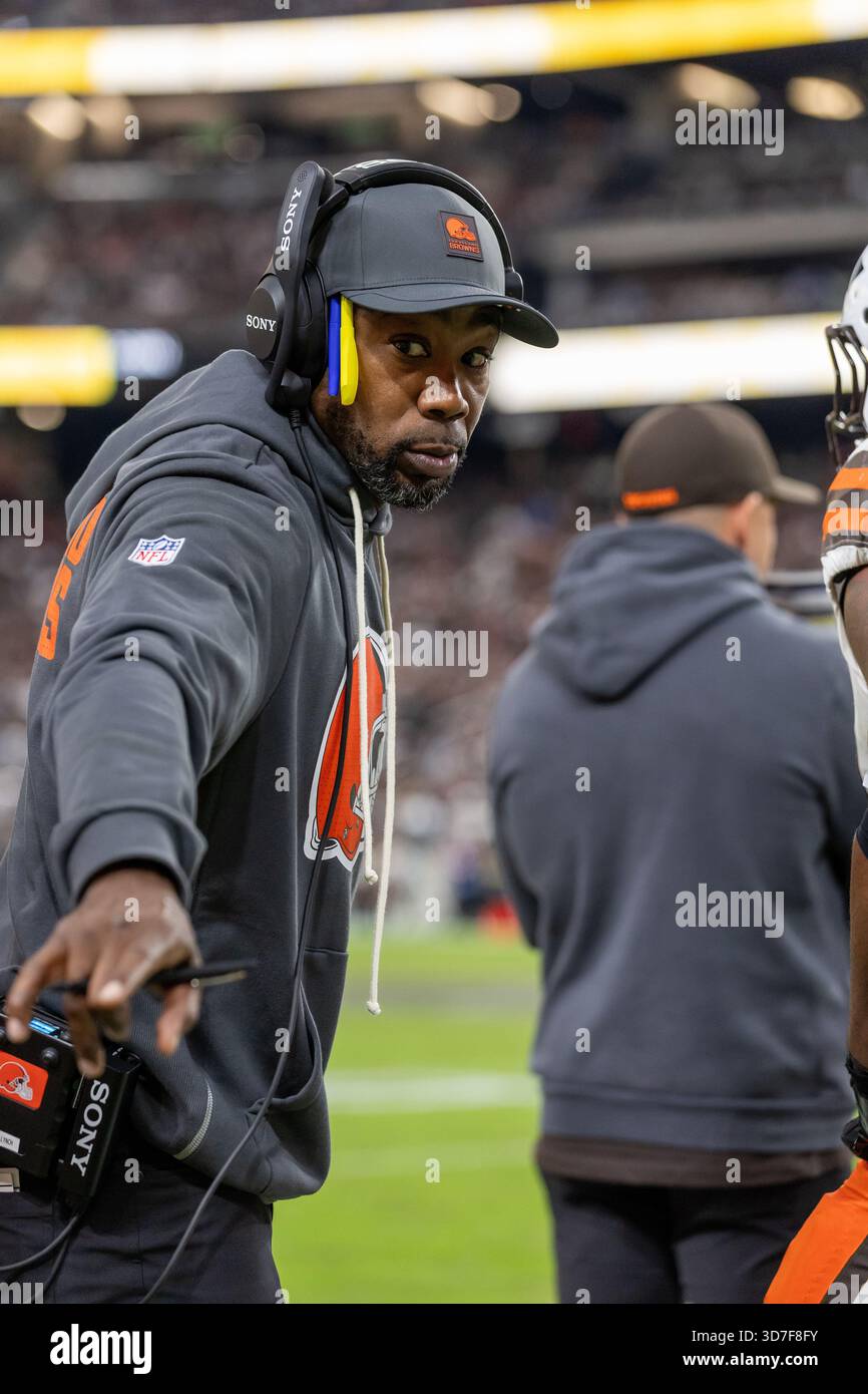 Cleveland Browns cornerbacks coach Brandon Lynch coaches against the ...