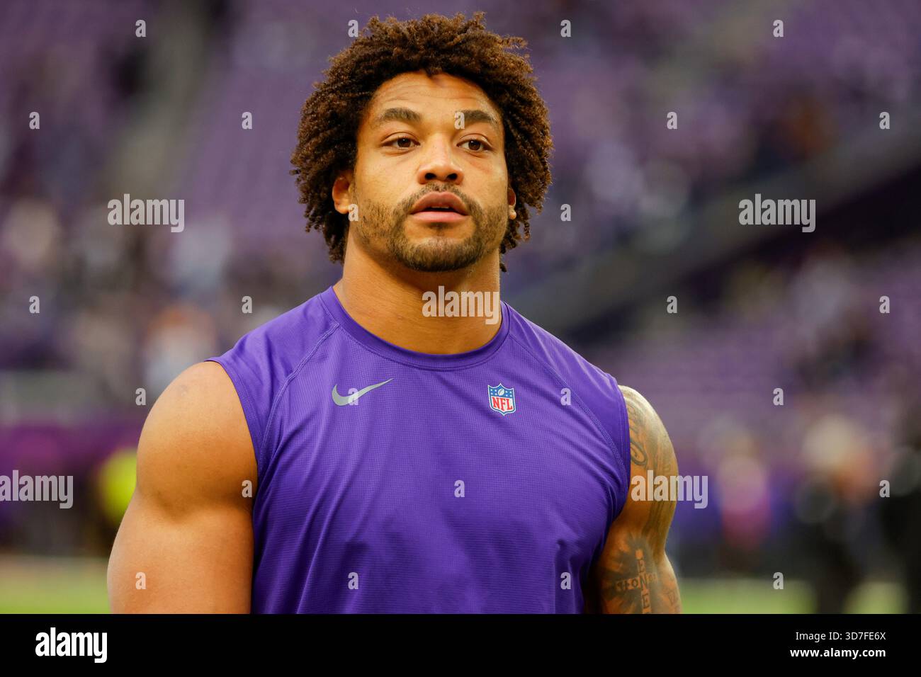 Minnesota Vikings linebacker Eric Wilson warms up before the start of ...