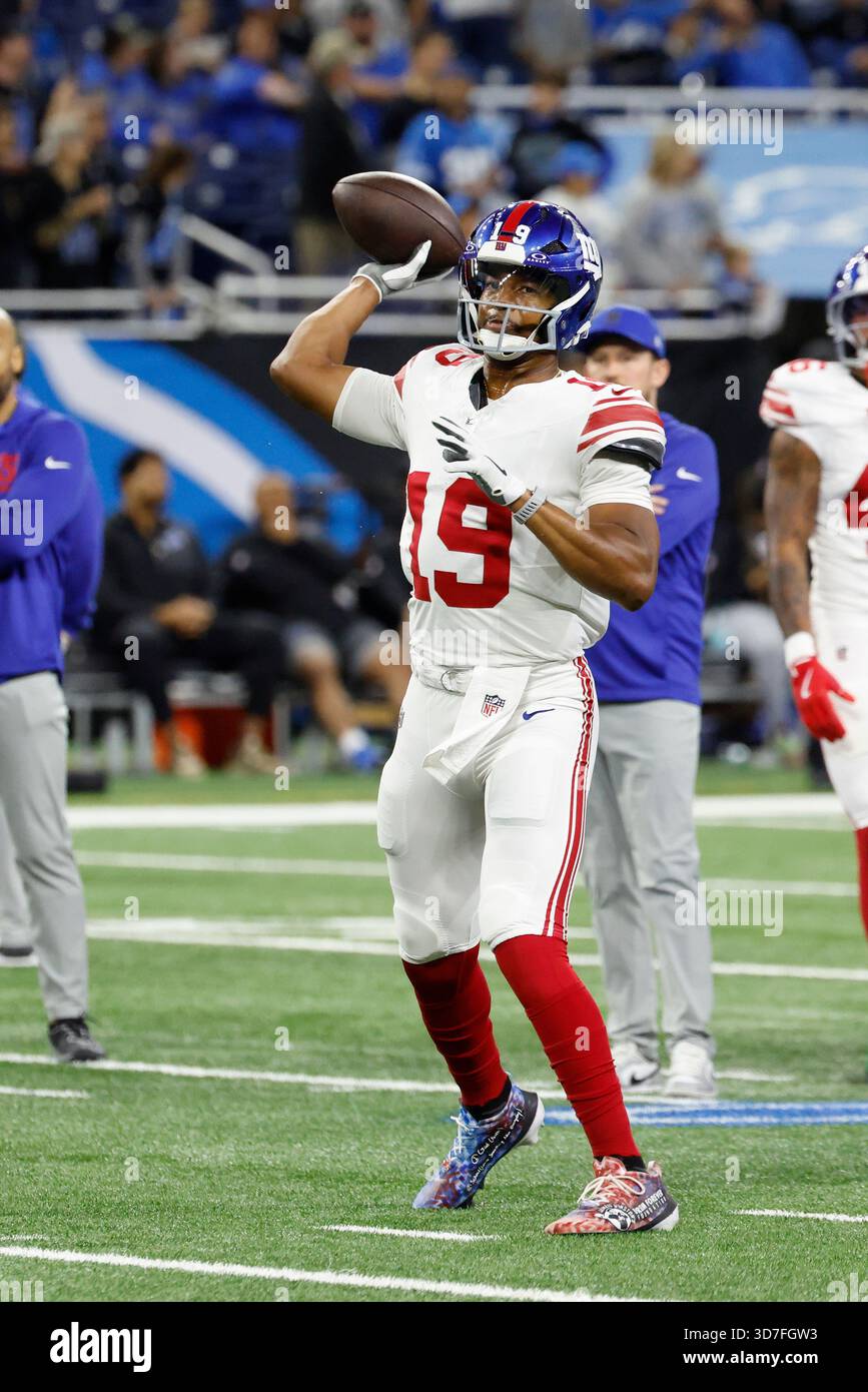 New York Giants quarterback Jameis Winston (19) warms up against the ...