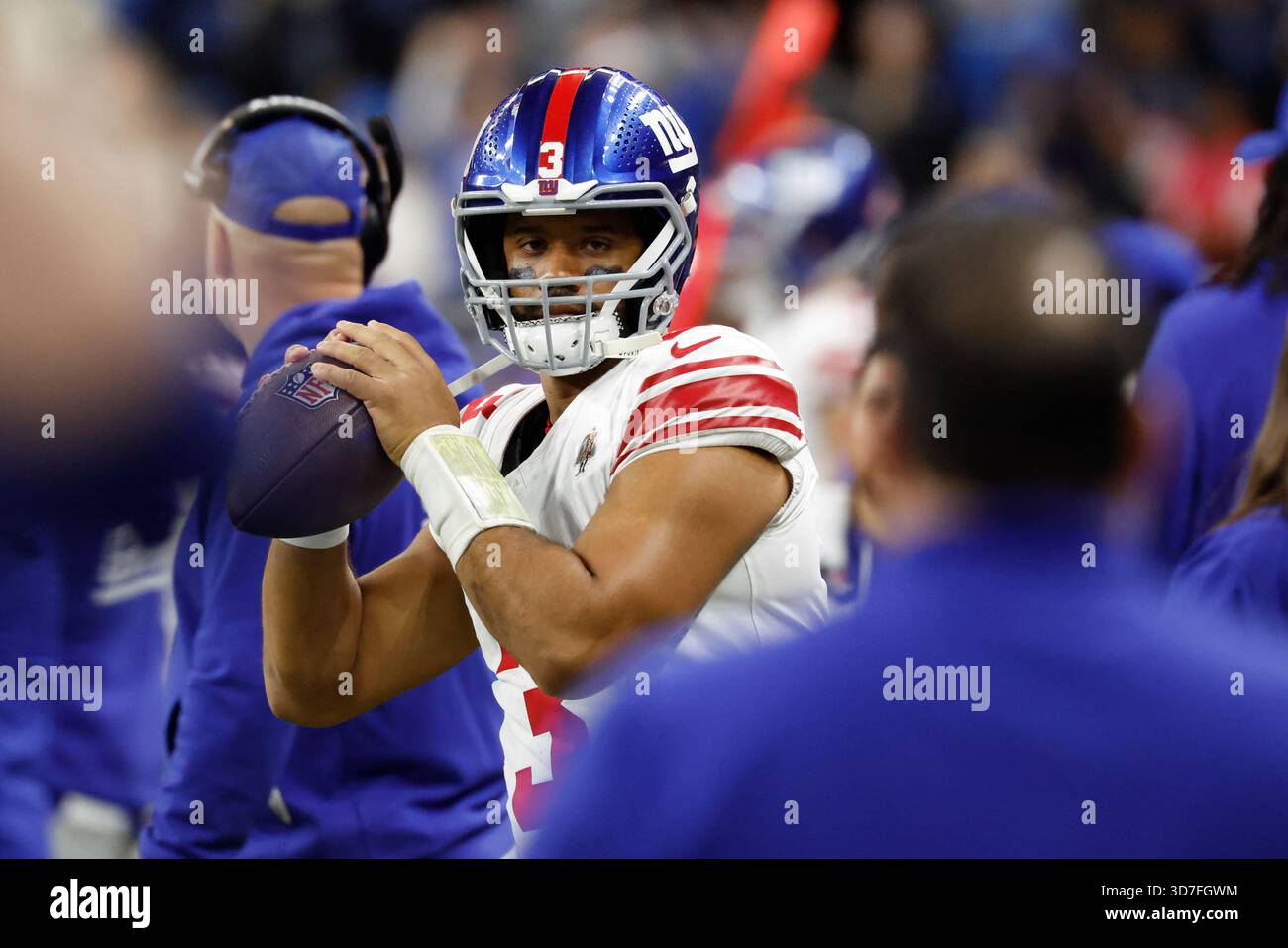 New York Giants quarterback Russell Wilson (3) warms up on the sideline ...
