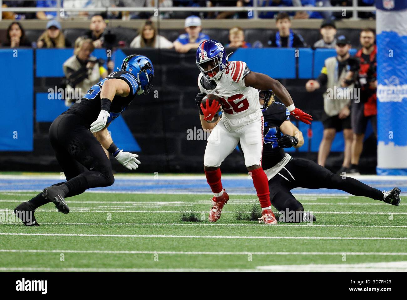 New York Giants running back Devin Singletary (26) rushes against the ...
