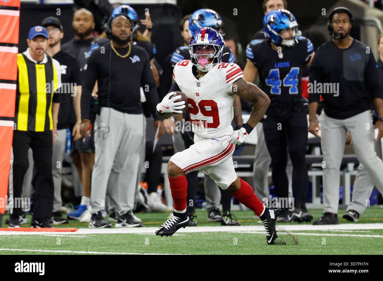 New York Giants running back Tyrone Tracy Jr. (29) rushes against the ...