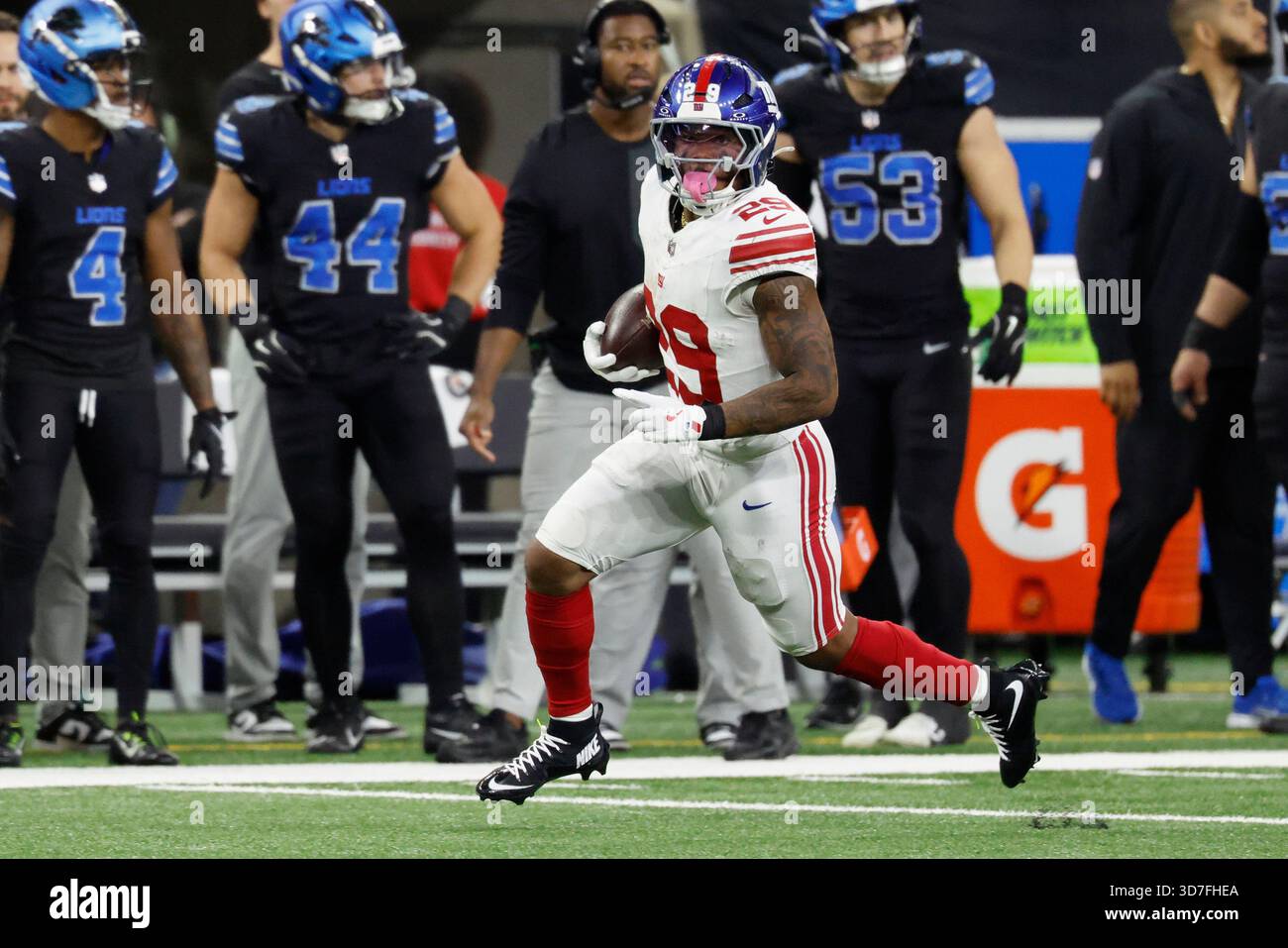 New York Giants running back Tyrone Tracy Jr. (29) rushes against the ...