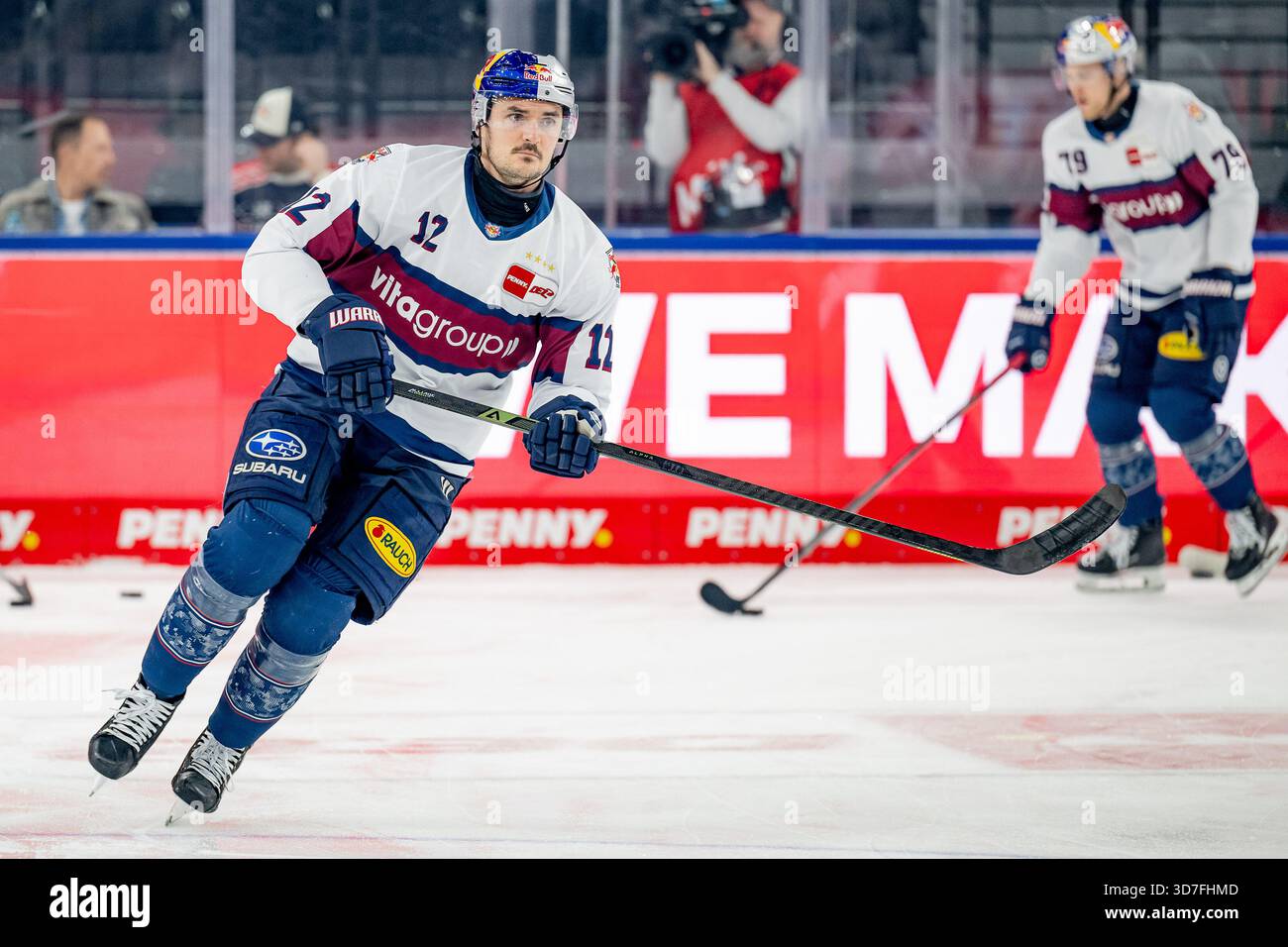 Brady Ferguson (EHC Red Bull Munich, #12) during warmup GER, EHC Red ...