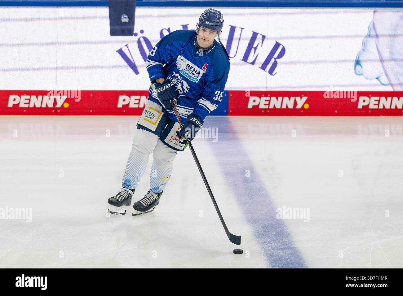 Stefan Loibl (Straubing Tigers, #38) during warmup GER, EHC Red Bull ...
