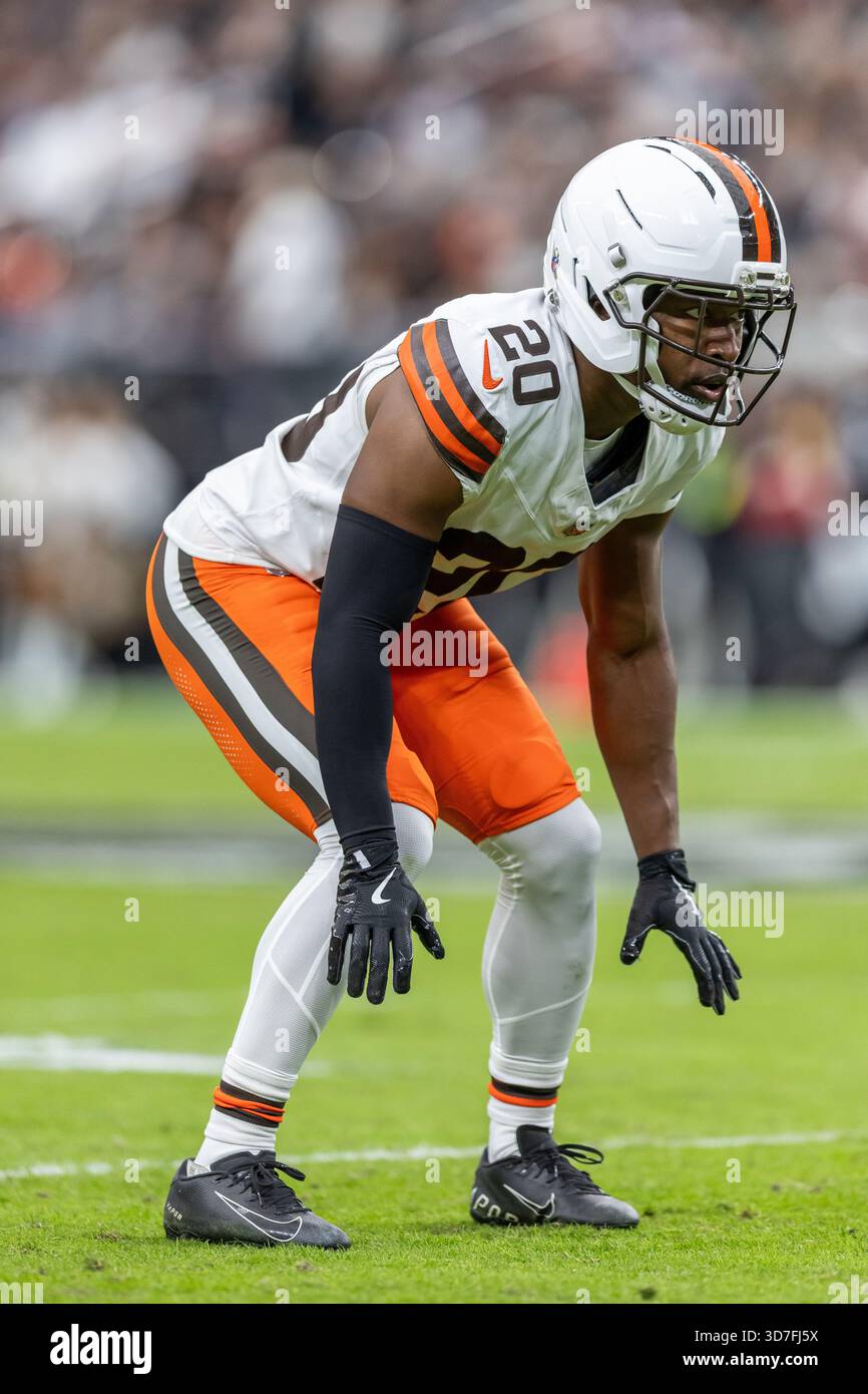 Cleveland Browns cornerback D'Angelo Ross (20) lines up against the Las ...
