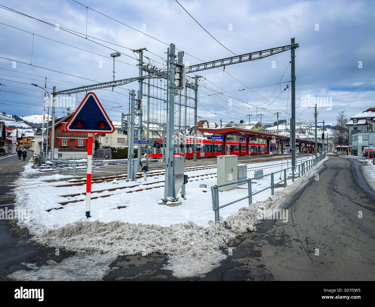 Appenzell, Schweiz, Europa: Winterlicher Bahnhof mit roten Zügen der ...