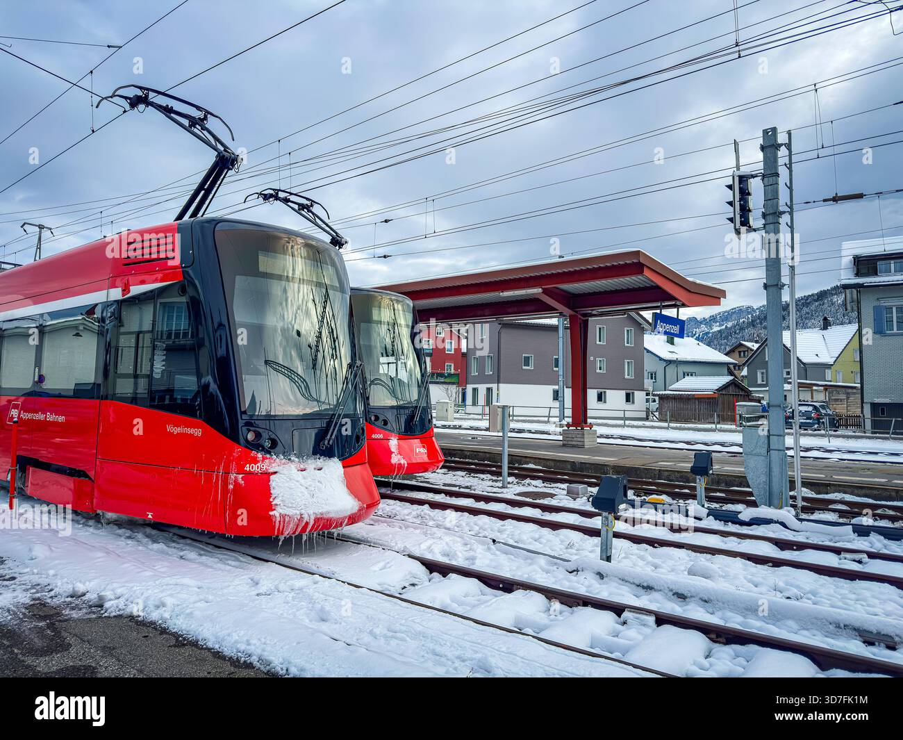 Appenzell, Schweiz, Europa: Winterlicher Bahnhof mit roten Zügen der ...