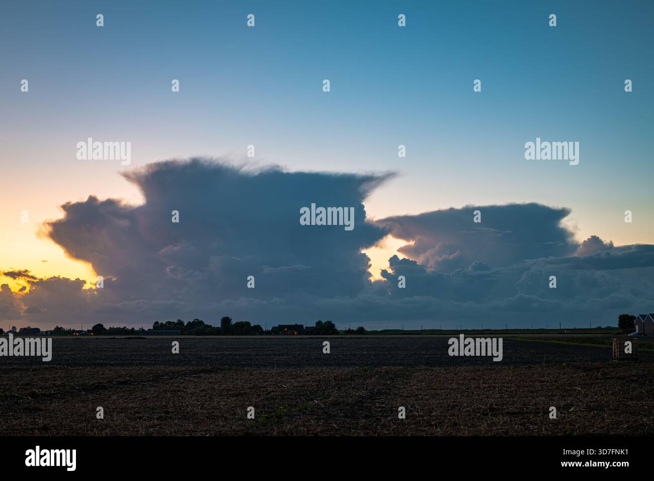 Storm anvils hi-res stock photography and images - Alamy