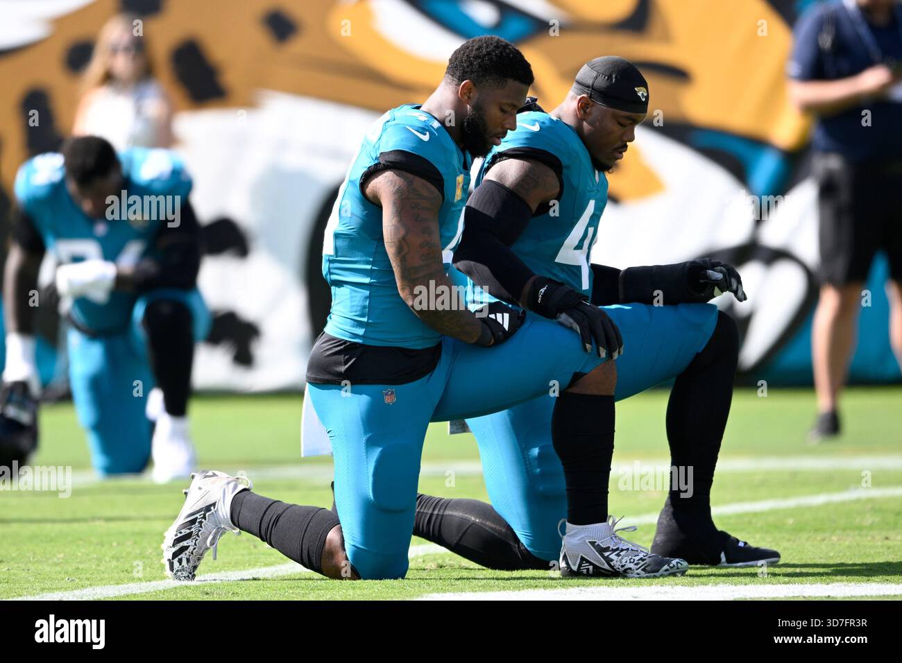 Jacksonville Jaguars defensive end Josh Hines-Allen (41) and defensive ...