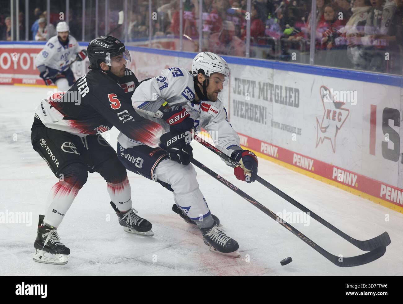v.l. Robin van Calster (Koelner Haie, #05), Kris Bennett (Adler ...