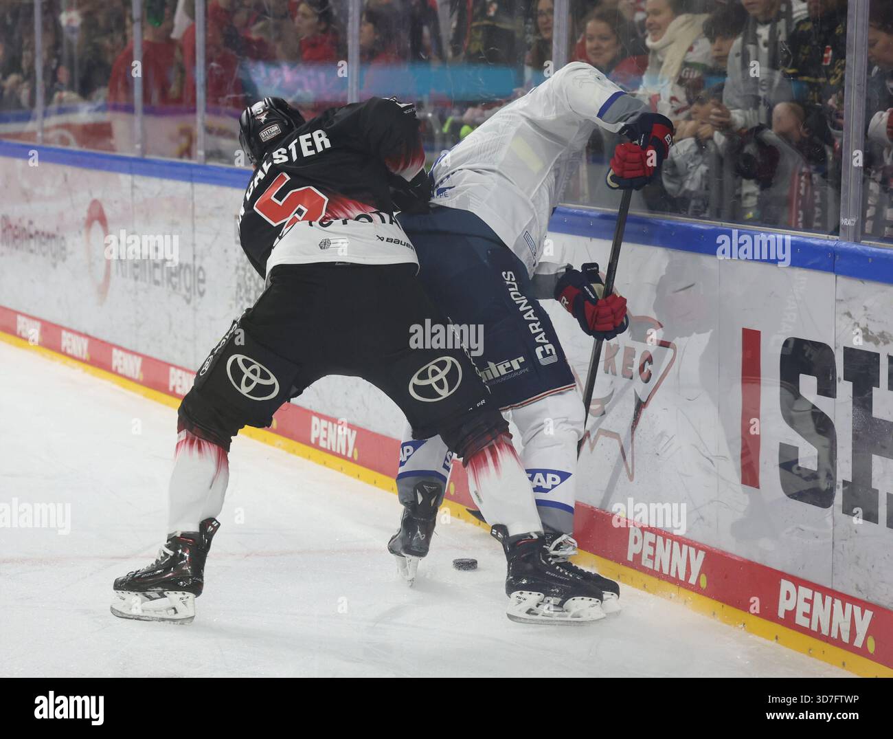 v.l. Robin van Calster (Koelner Haie, #05), John Gilmour (Adler ...