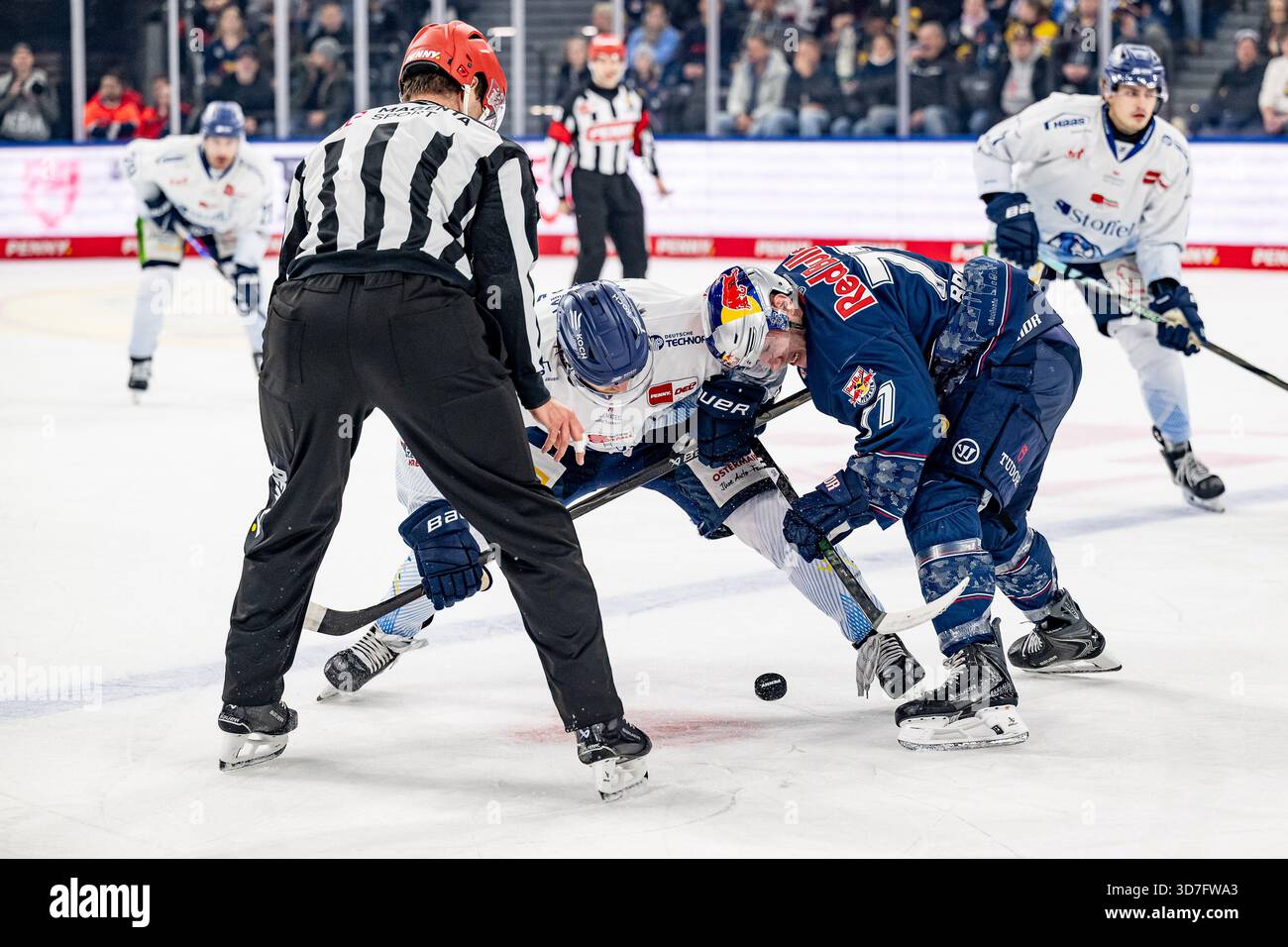 Bully / Faceoff between Josh Melnick (Straubing Tigers, #37) and Adam ...