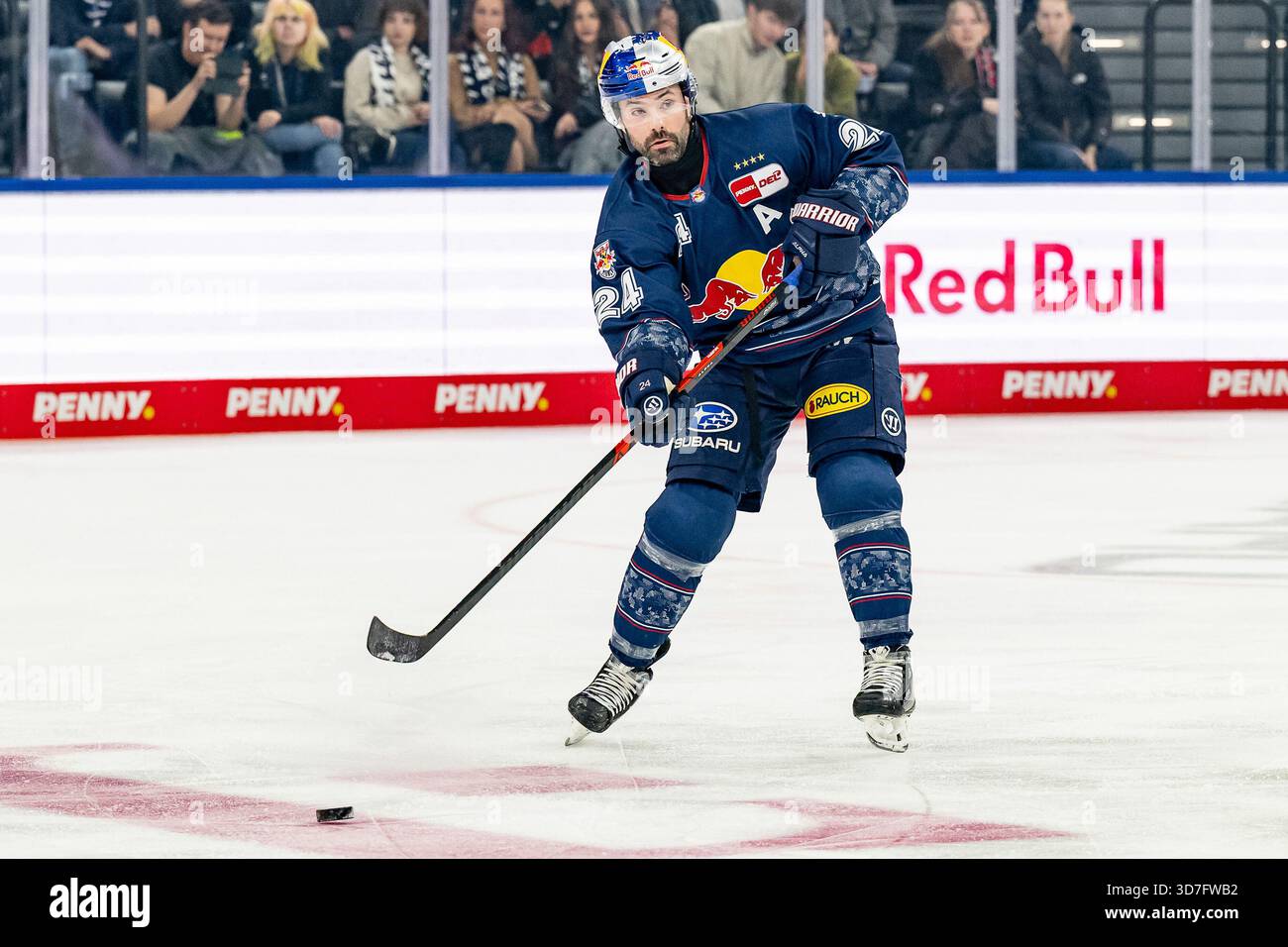 Ryan Murphy (EHC Red Bull Munich, #24) GER, EHC Red Bull Munich vs ...