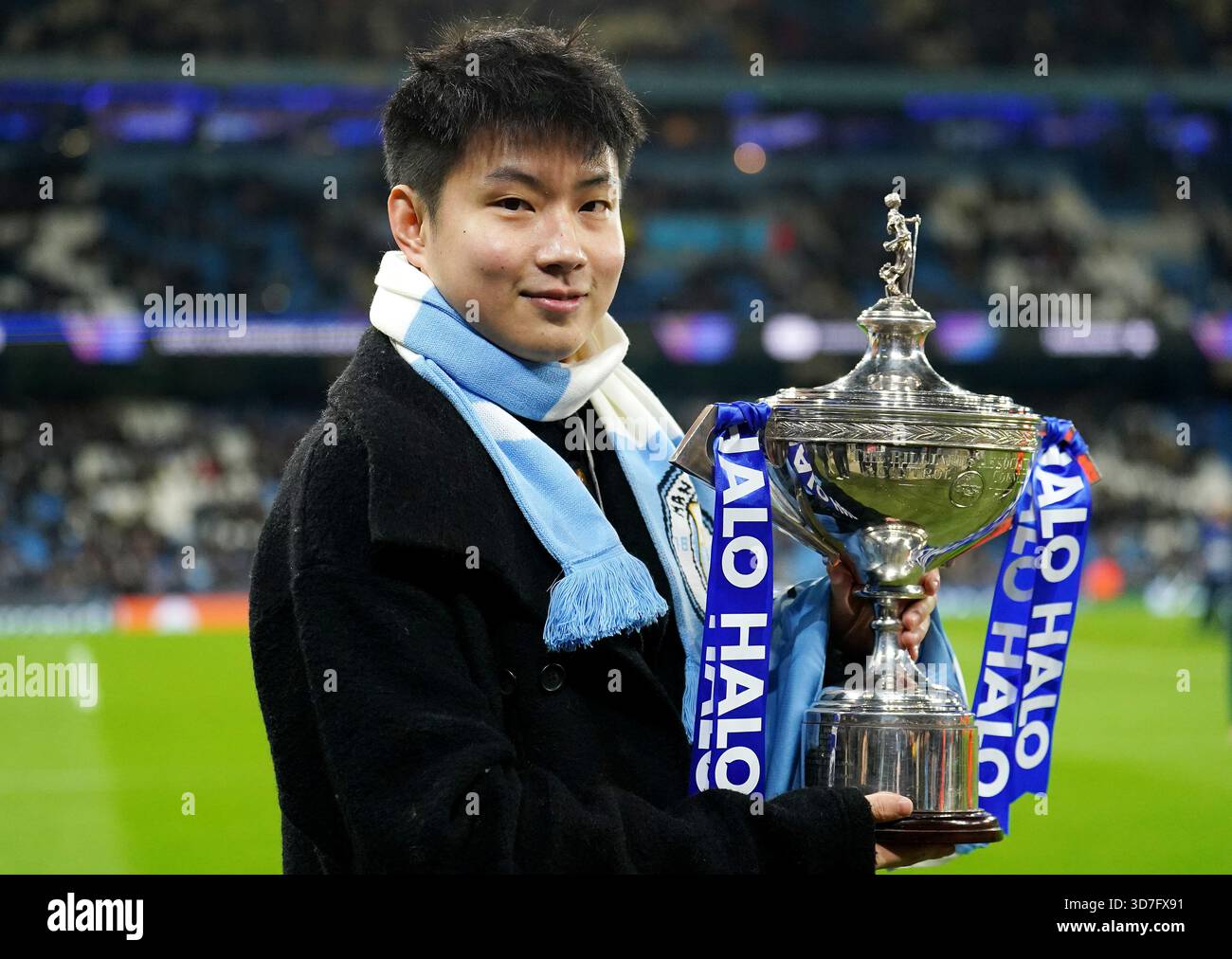 Snooker player Zhao Xintong poses for photos with the 2025 World ...