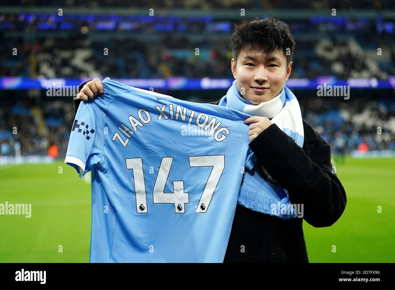 Snooker player Zhao Xintong poses for photos with a Manchester City ...