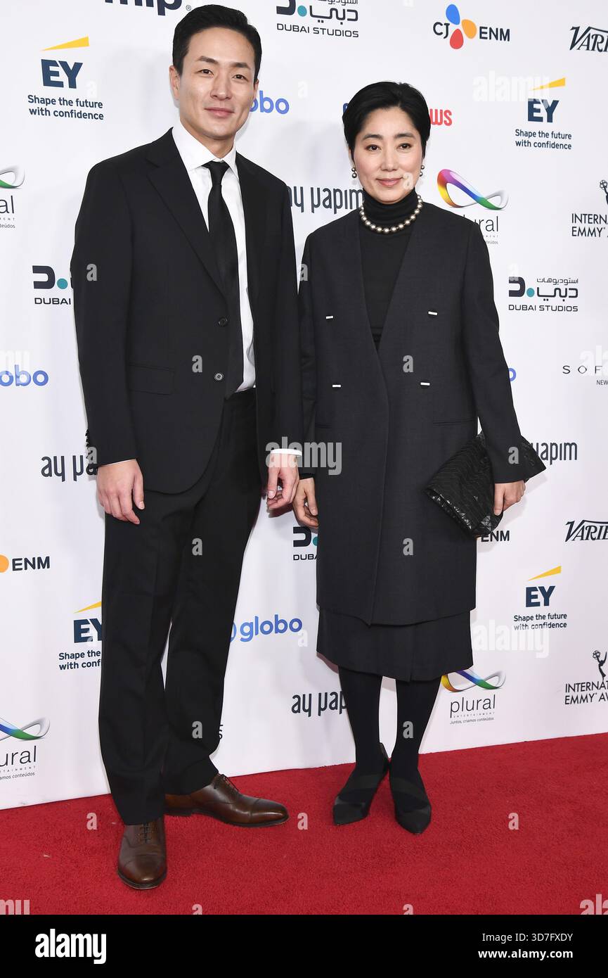 Lee Byeong-heon (L) and Mi-kyung Kwon (South Korea) walking the red ...