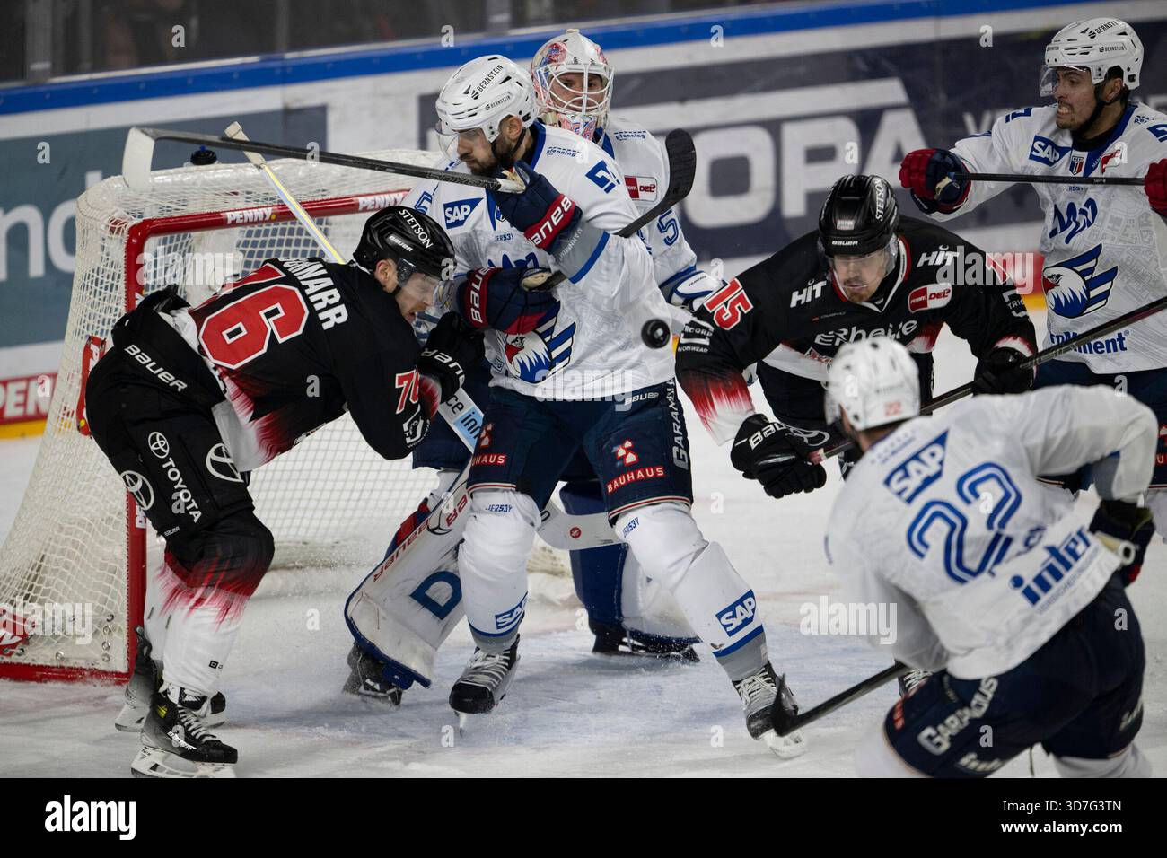 Nate Schnarr (Cologne Sharks, Forward, #76); Tobias Fohrler (Adler ...