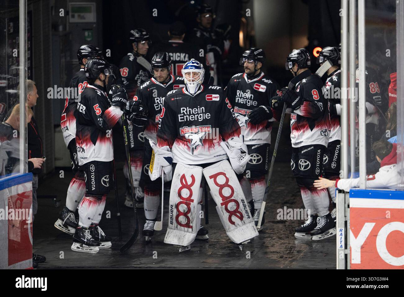Janne Juvonen (Cologne Sharks, goalie, #30); Robin van Calster (Cologne ...