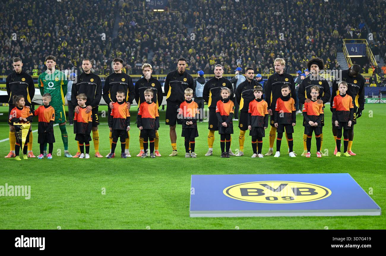from left Nico Schlotterbeck, goalkeeper Gregor Kobel (Dortmund ...