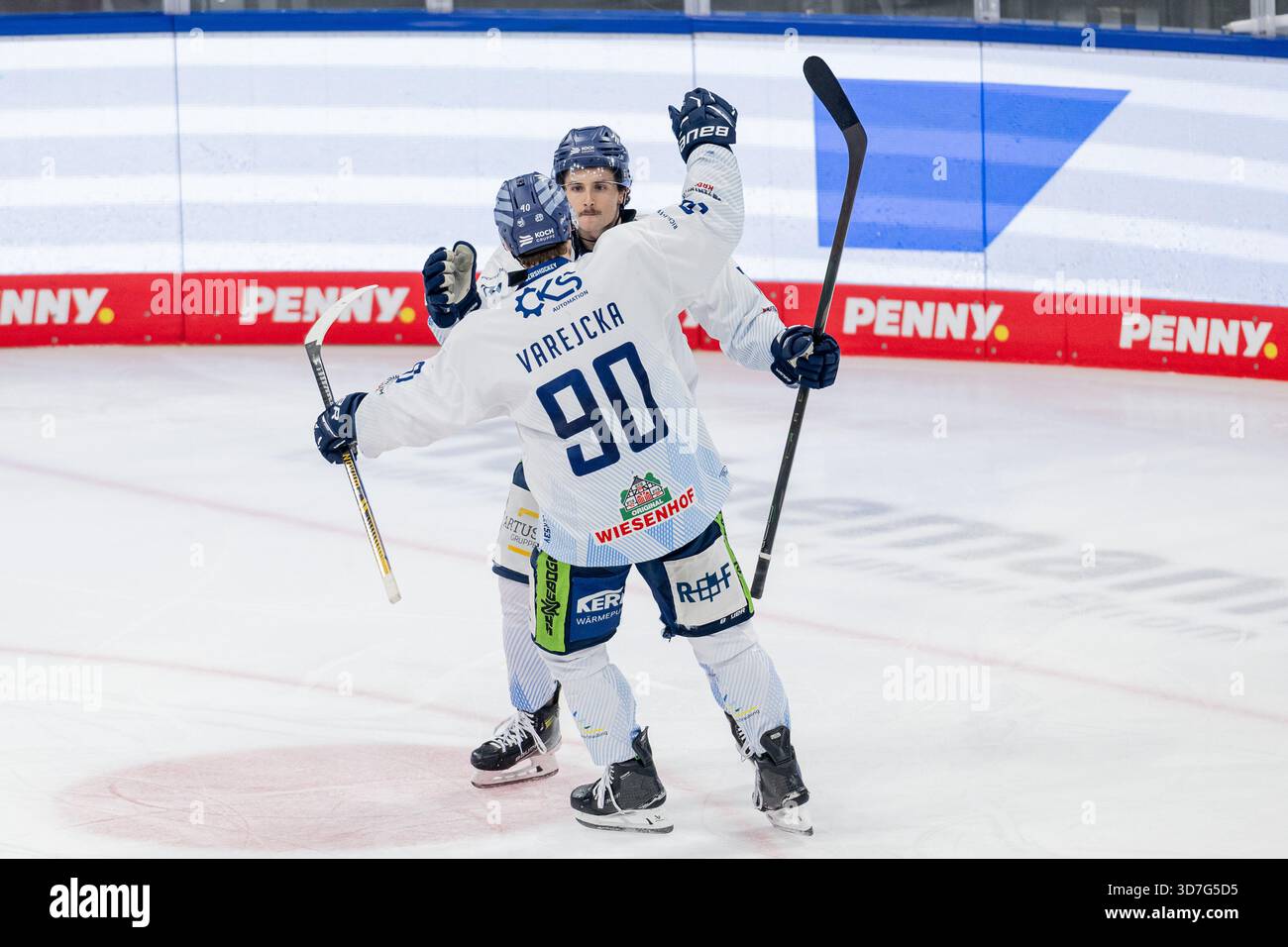 Filip Varejcka (Straubing Tigers, #90) celebrates with Nick Halloran ...