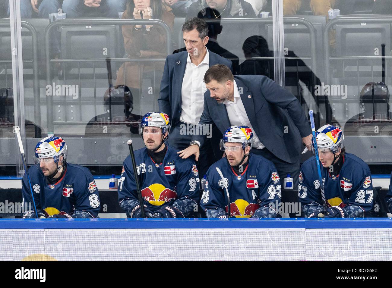 Oliver David (Head Coach, EHC Red Bull Munich) giving instructions to ...