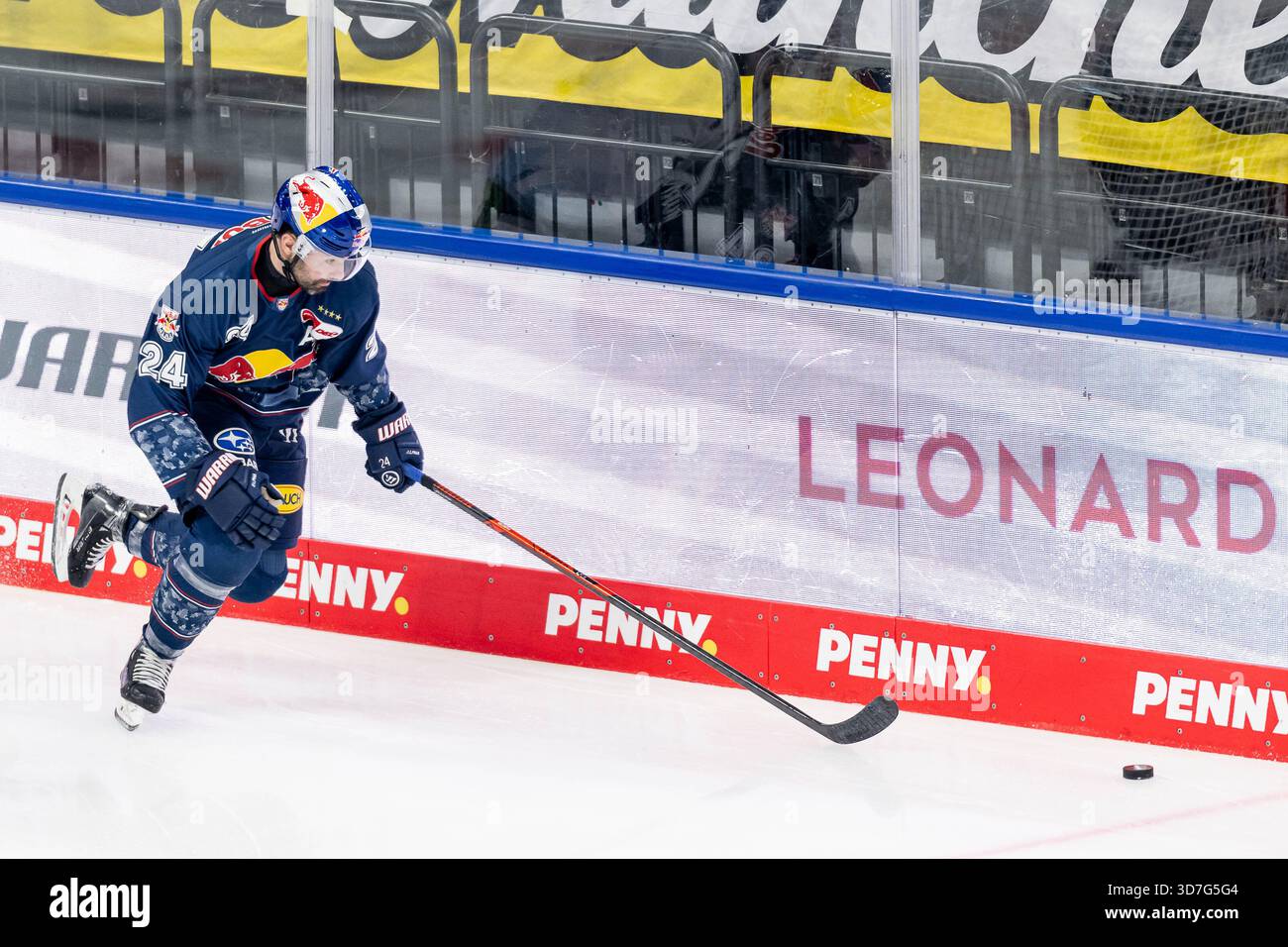 Ryan Murphy (EHC Red Bull Munich, #24) GER, EHC Red Bull Munich vs ...