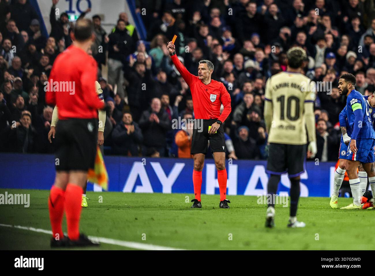 Referee Slavko Vincic gives a red card to Ronald Araujo of Barcelona ...