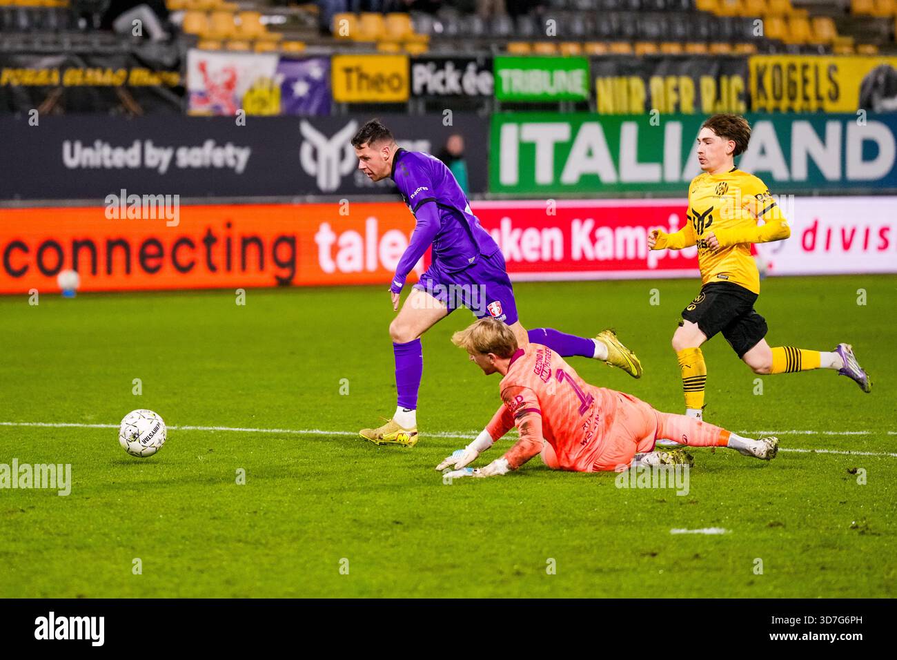 Kerkrade - Nick Venema of FC Dordrecht, Goalkeeper Justin Treichel of ...