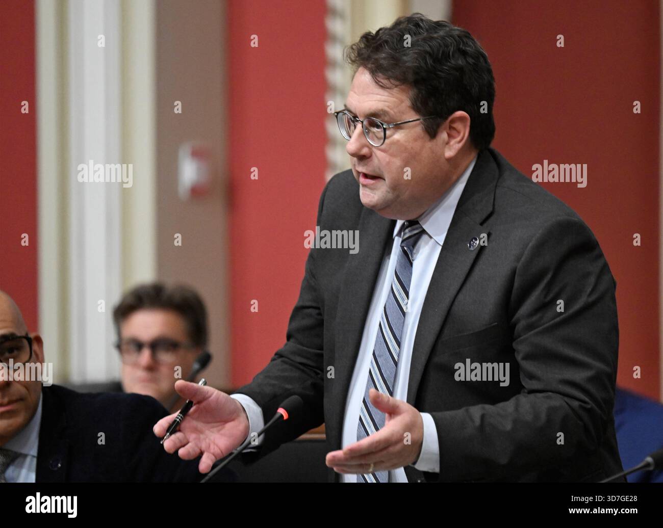 Le ministre de l'Environnement du Québec, Bernard Drainville, répond à l'opposition lors de la ...