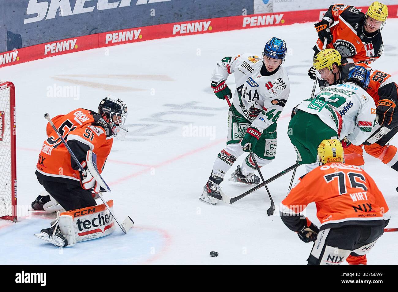 Cody Brenner (Loewen Frankfurt, #51) unter Druck, Moritz Elias ...