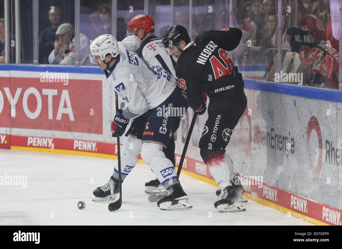 v.l. Dan Renouf (Adler Mannheim #04), Kevin Niedenz (Koelner Haie, #46 ...