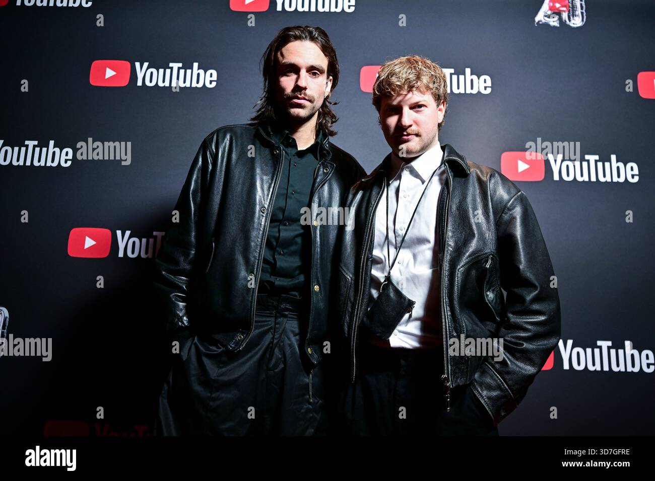 25 November 2025, Berlin: Zachi (l) and Gustav from 01099 stand before ...