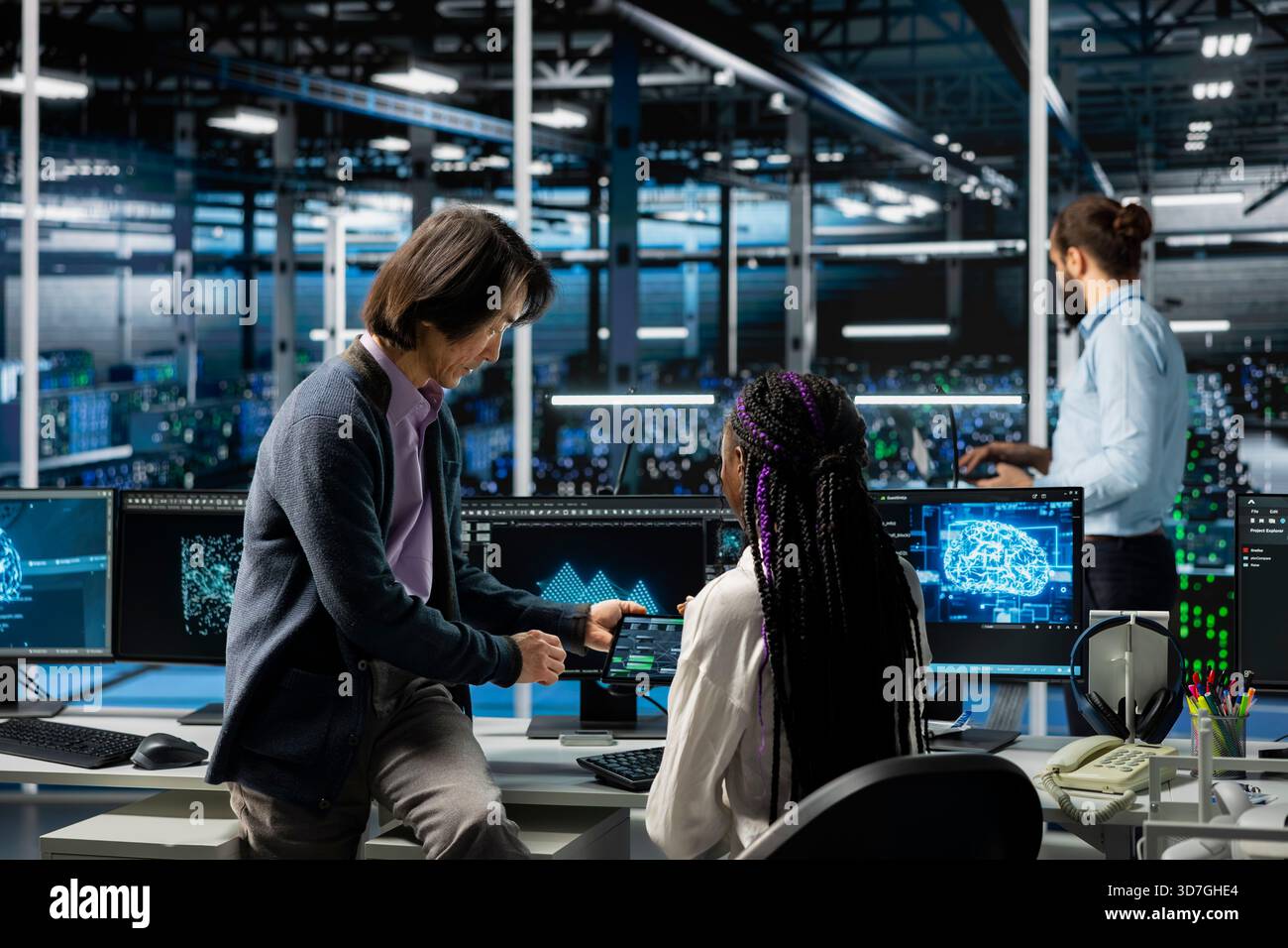 Data center manager teaching hi-res stock photography and images - Alamy