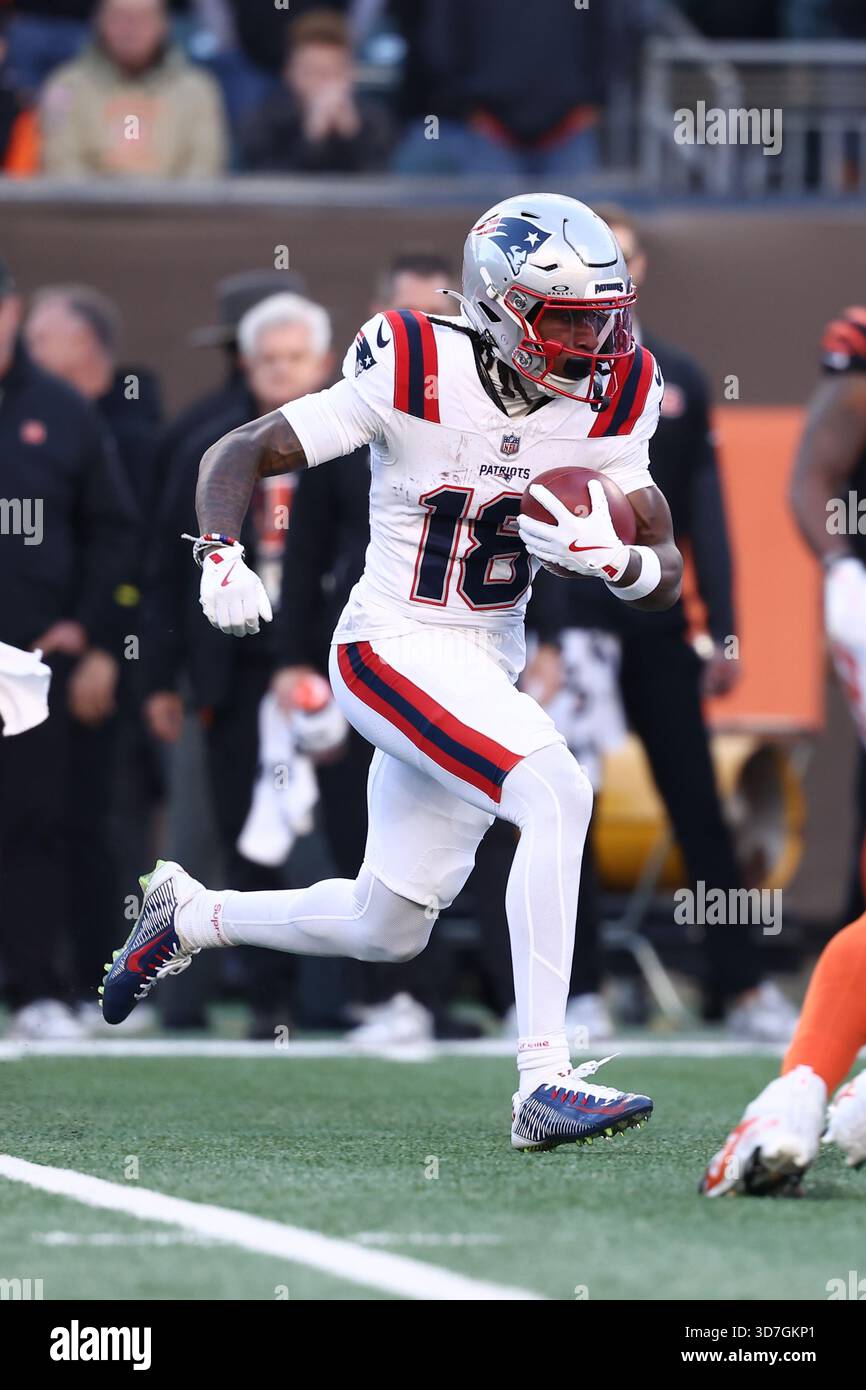 New England Patriots wide receiver Kyle Williams (18) returns a kick ...