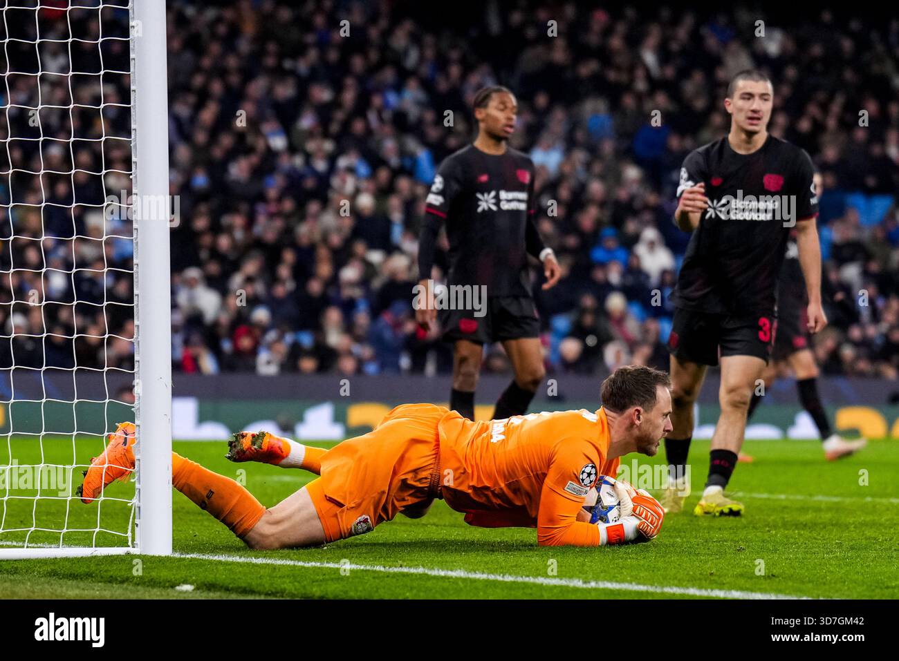 MANCHESTER, ENGLAND - NOVEMBER 25: Bayer 04 Leverkusen goalkeeper Mark ...