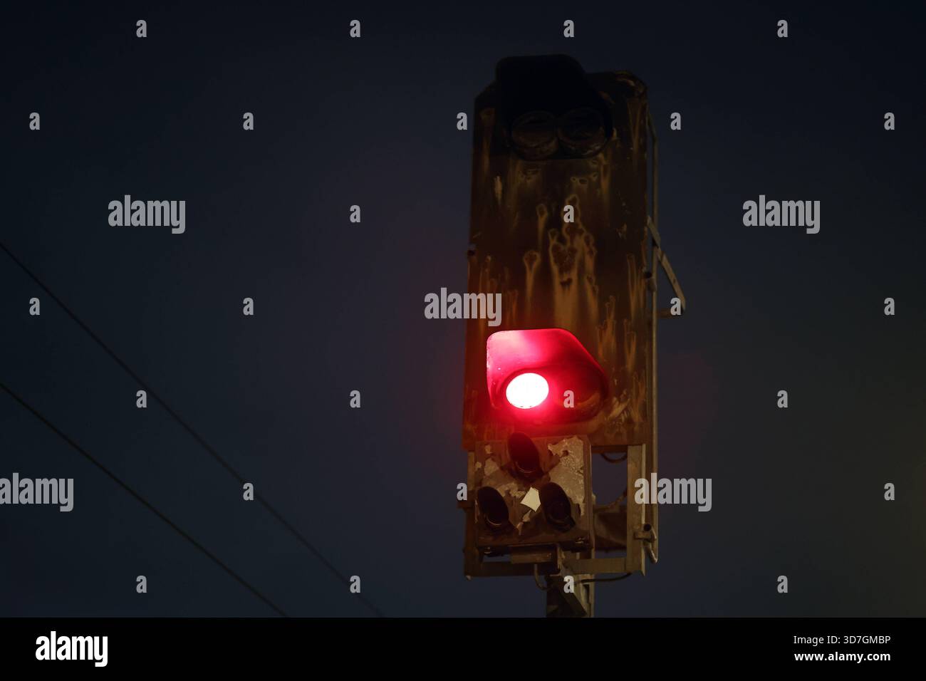 Signale bei der Eisenbahn Ein Halt zeigendes Signal mit roten Lampen ...