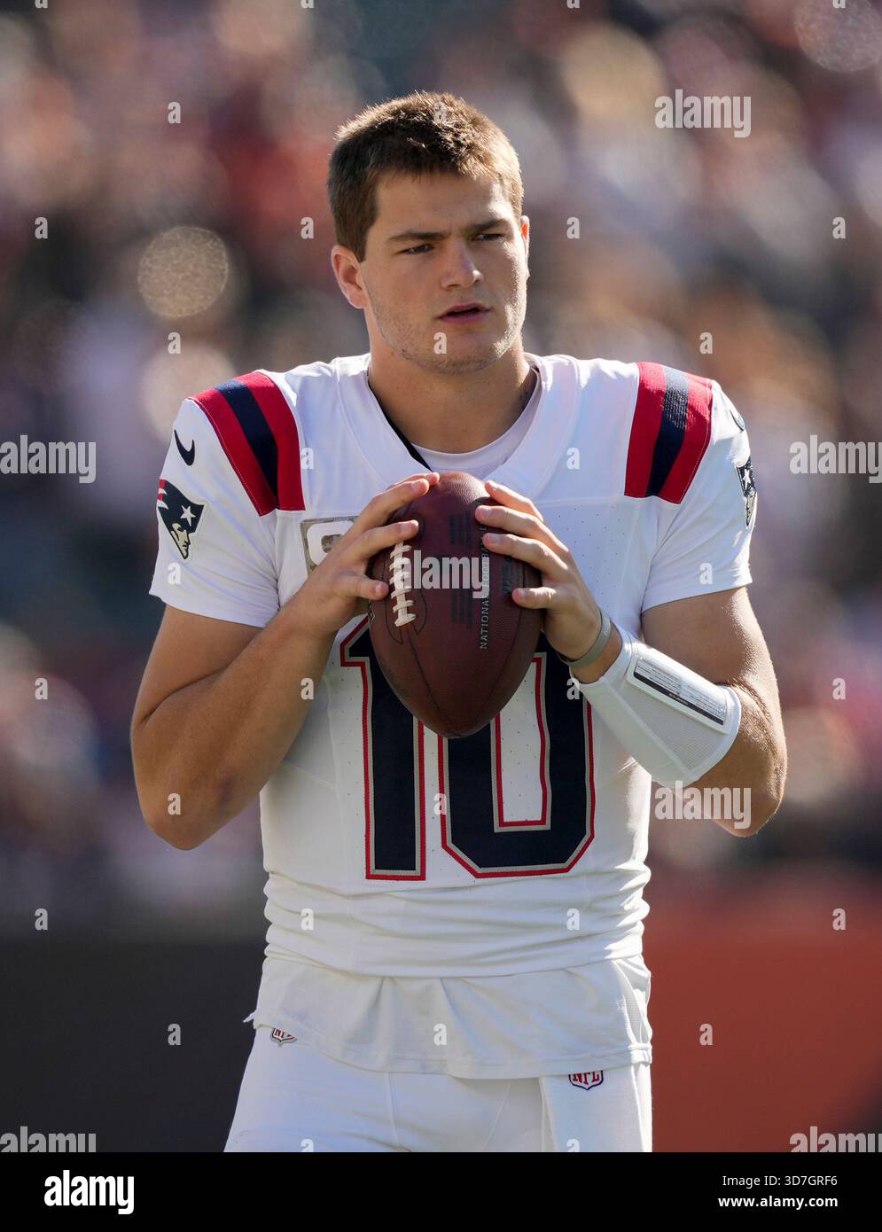 New England Patriots quarterback Drake Maye warms up before an NFL ...