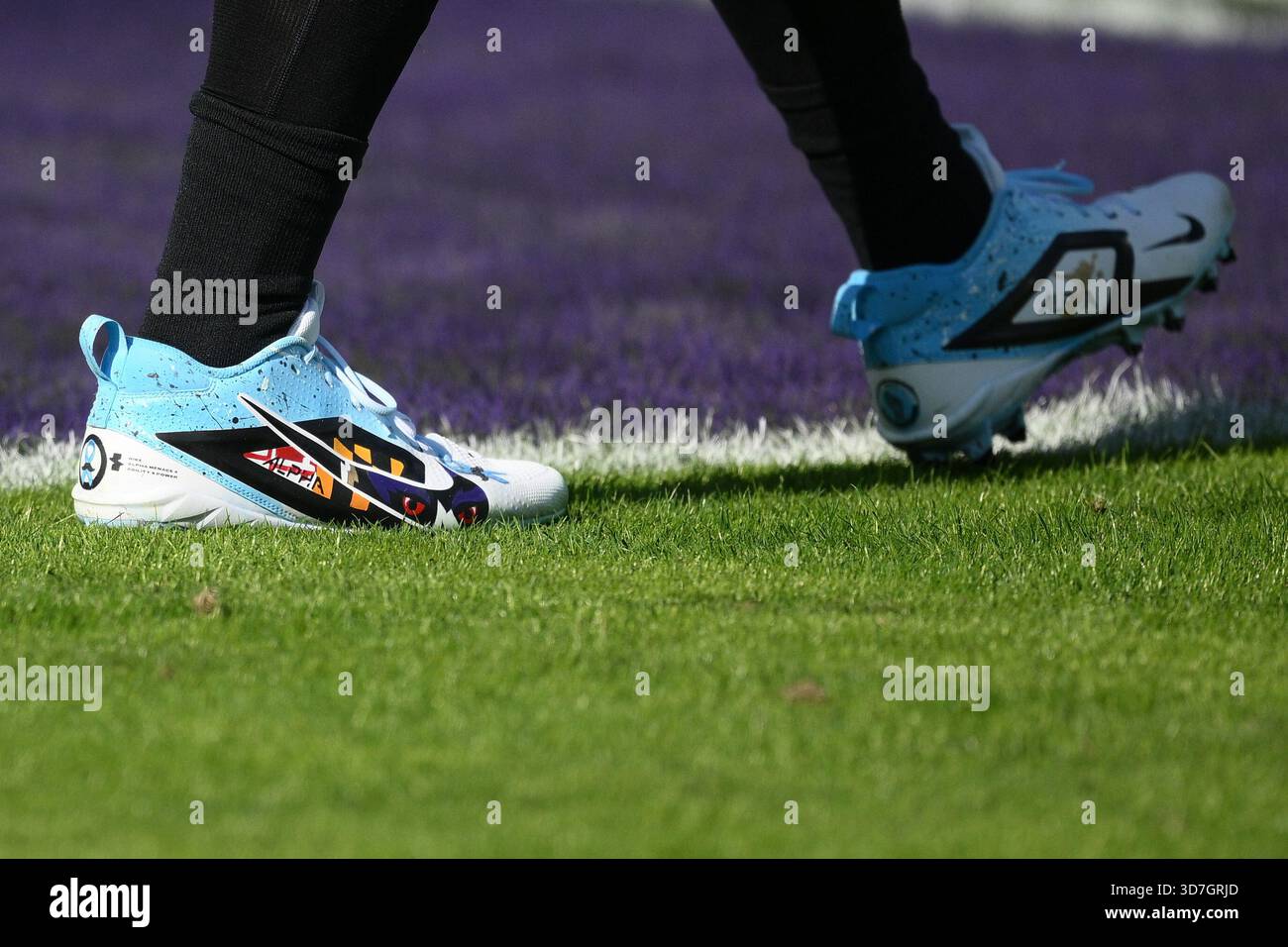 Baltimore Ravens linebacker Jake Hummel (35) warms up before an NFL ...