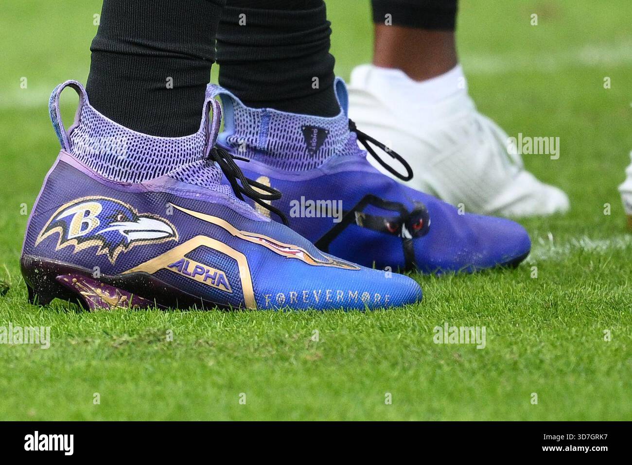Baltimore Ravens tight end Charlie Kolar (88) warms up before an NFL ...