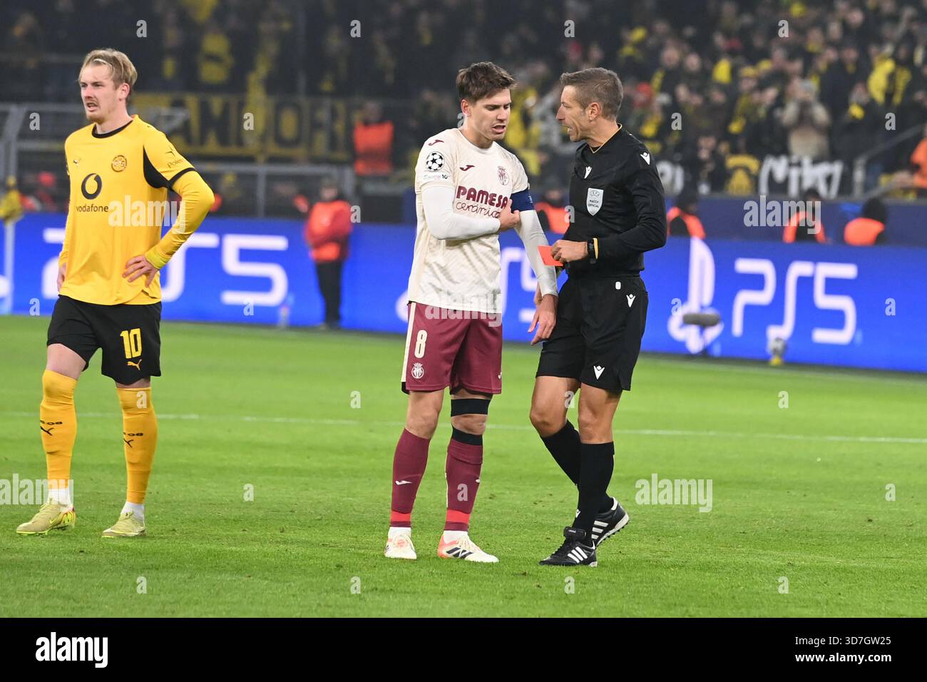 Referee Davide MASSA (ITA) shows Juan FOYTH (Villarreal) the red card ...