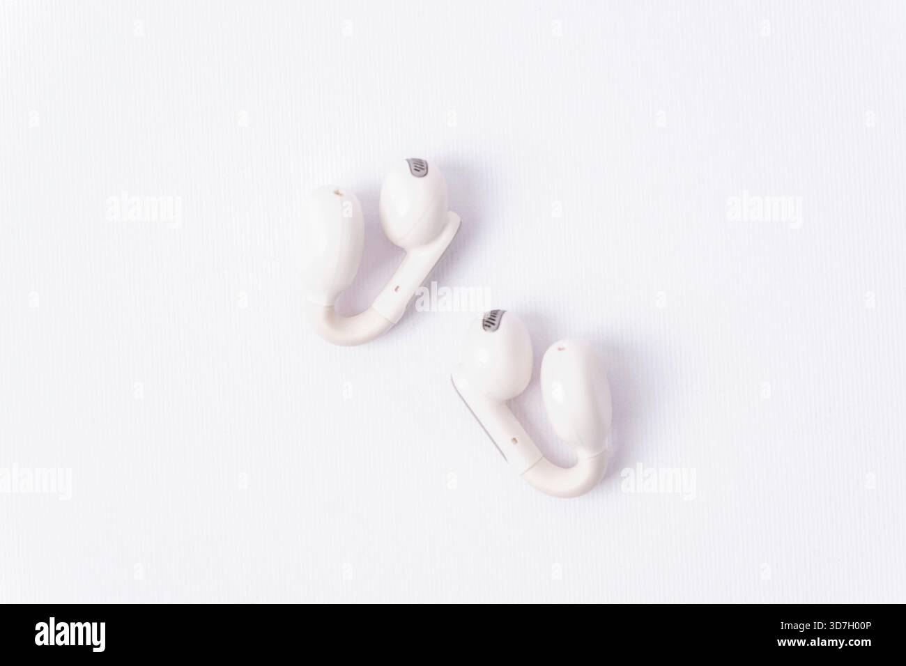 Simple wireless audio acoustic hi-res stock photography and images - Alamy