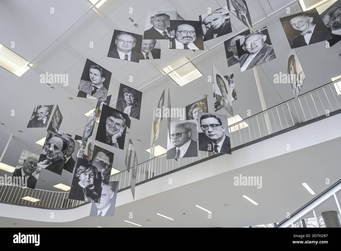 Pictures with famous FU graduates, Treppenhaus, Henry-Ford-Bau, Freie ...