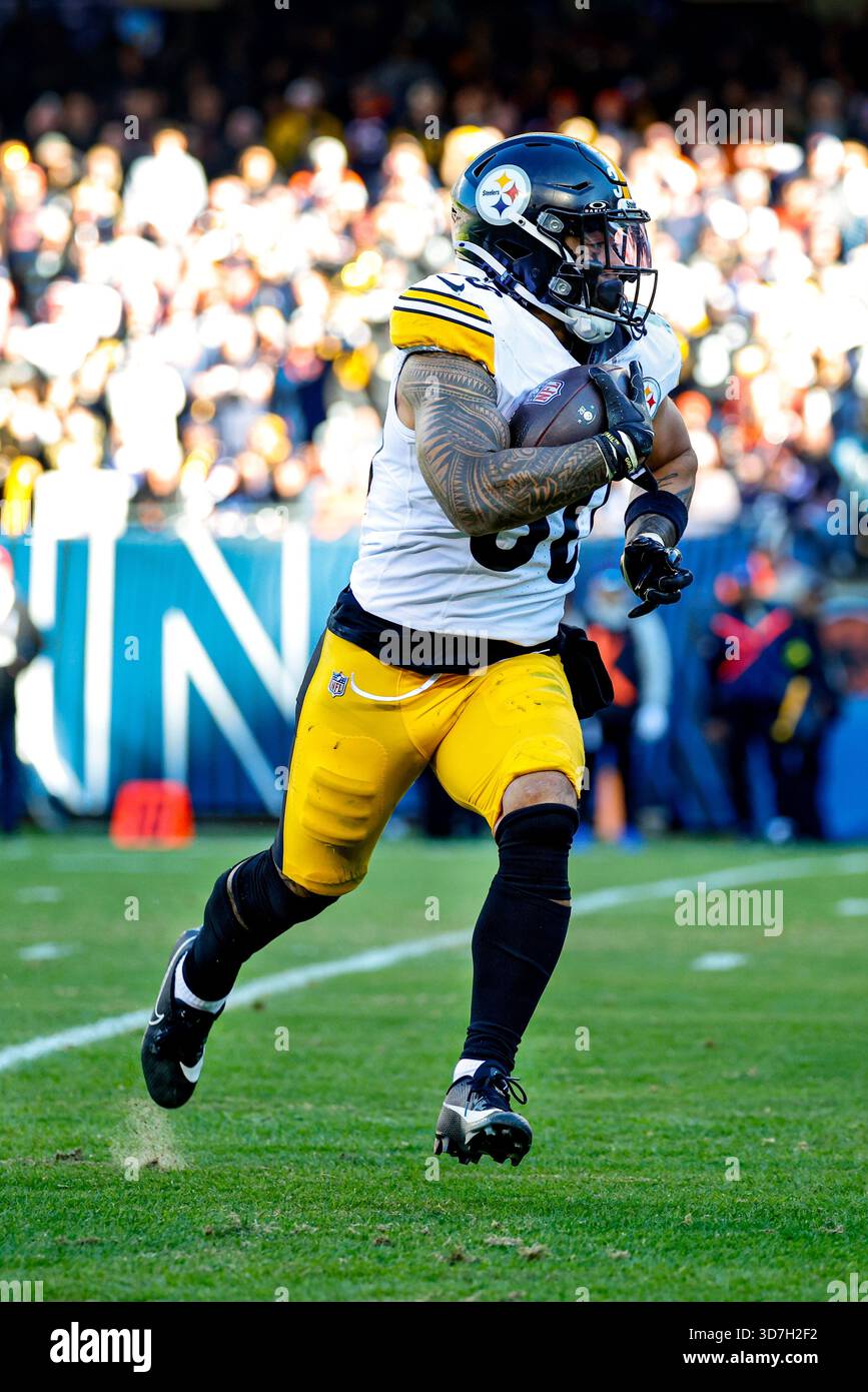 Pittsburgh Steelers running back Jaylen Warren (30) runs to score a ...