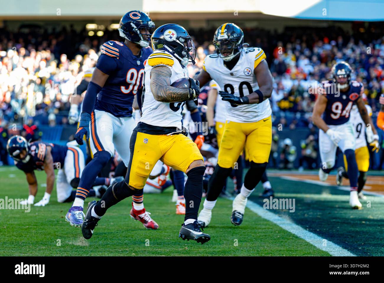 Pittsburgh Steelers running back Jaylen Warren (30) runs to score a ...