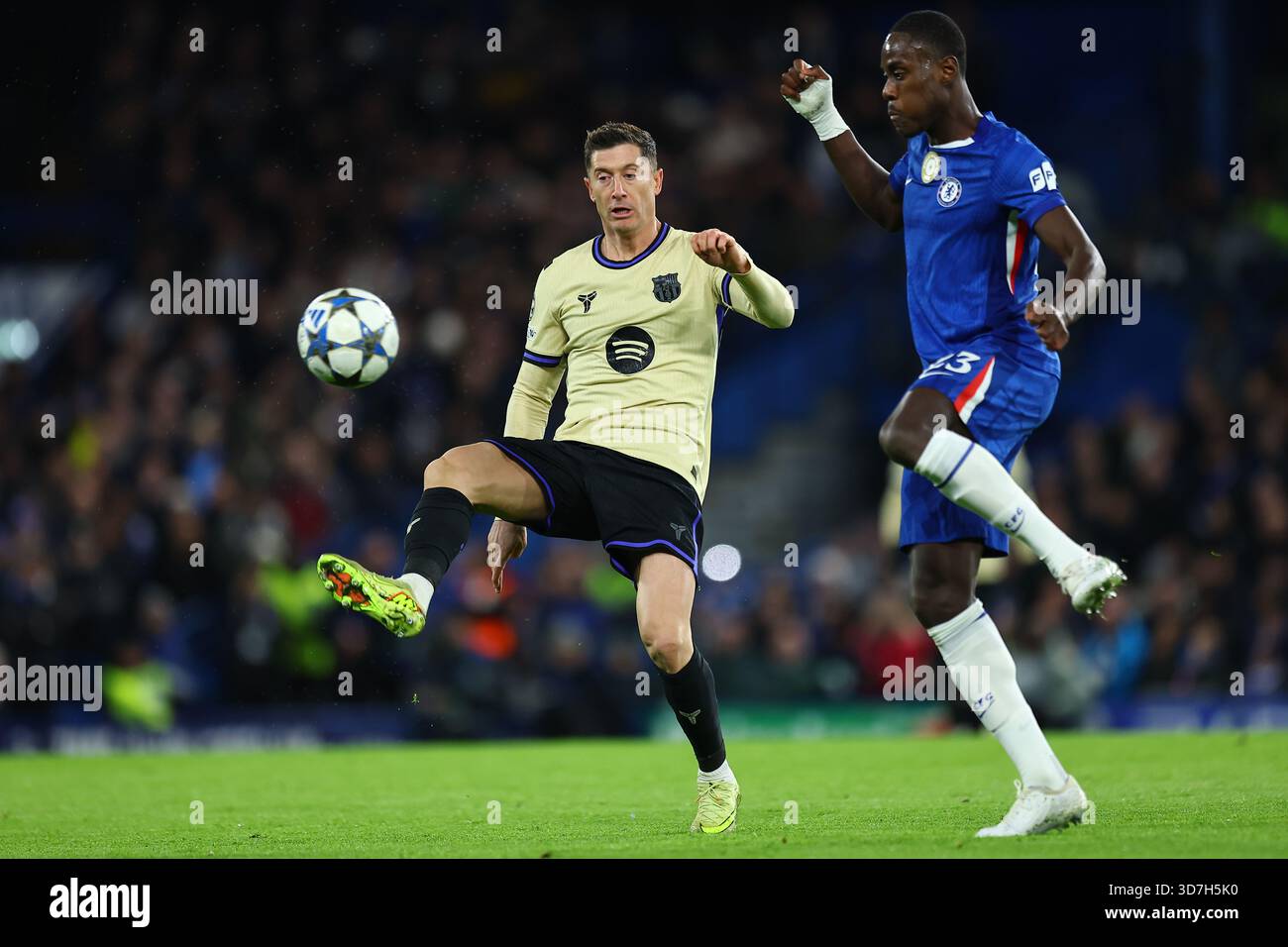 Robert Lewandowski of Barcelona and Trevoh Chalobah of Chelsea during ...