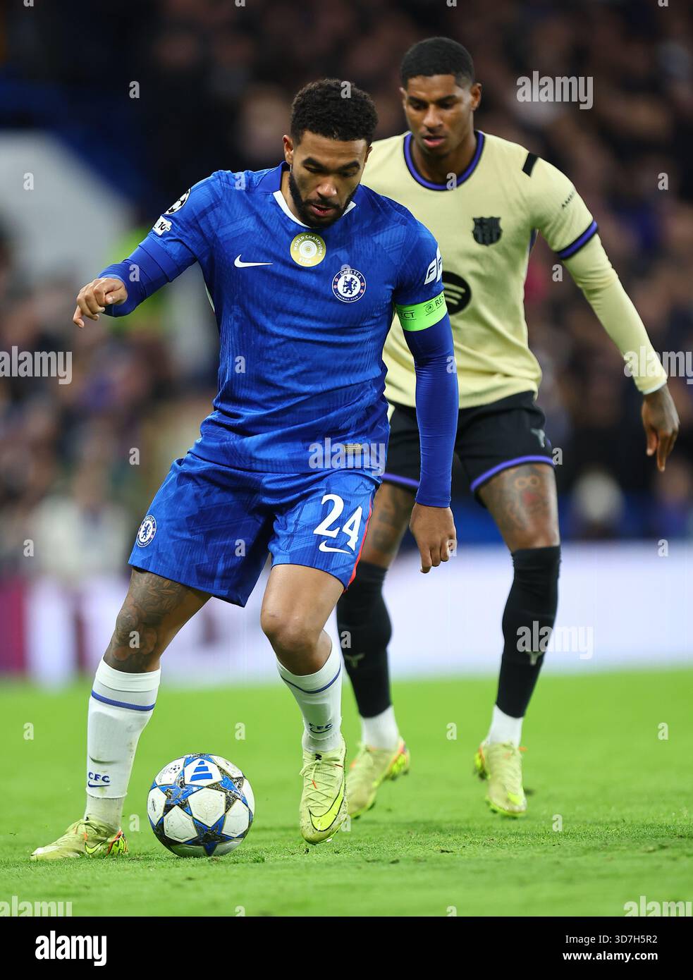 Reece James of Chelsea and Marcus Rashford of Barcelona during Chelsea ...