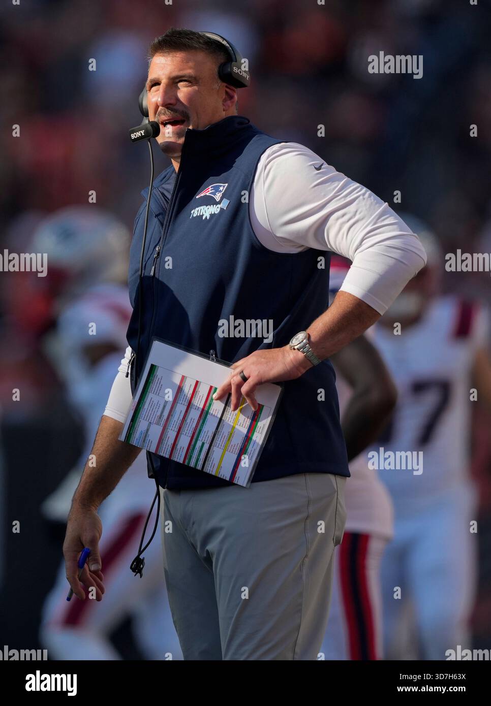 New England Patriots head coach Mike Vrabel during the first half of an ...